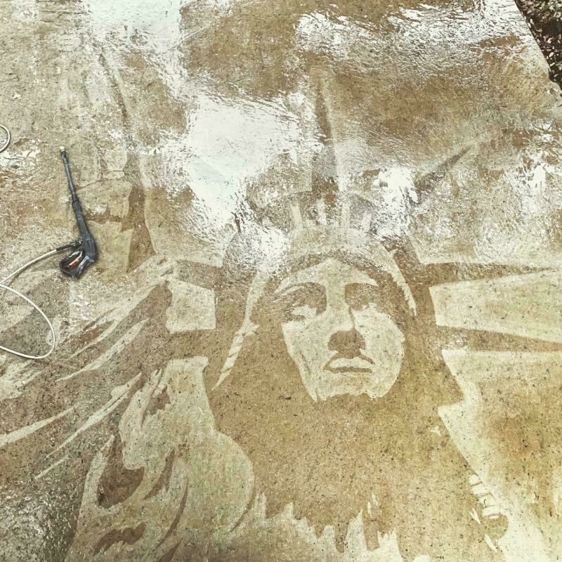 Видео: художник создает потрясающие картины водомётом