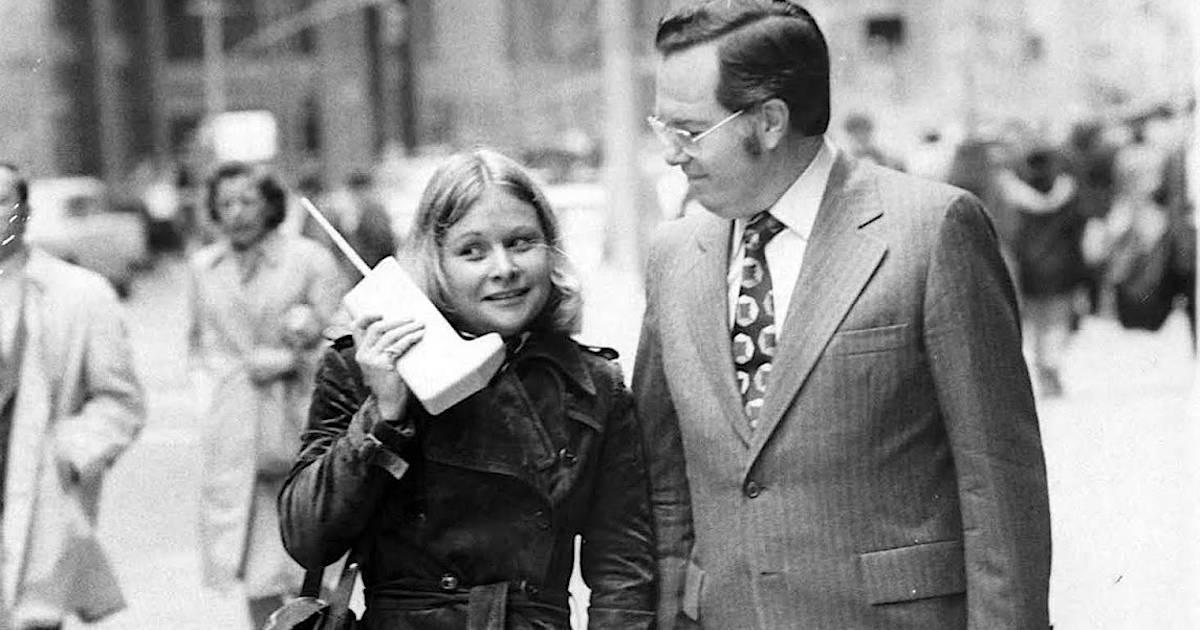 Как выглядели первые мобильные телефоны на любопытных ретрофотографиях